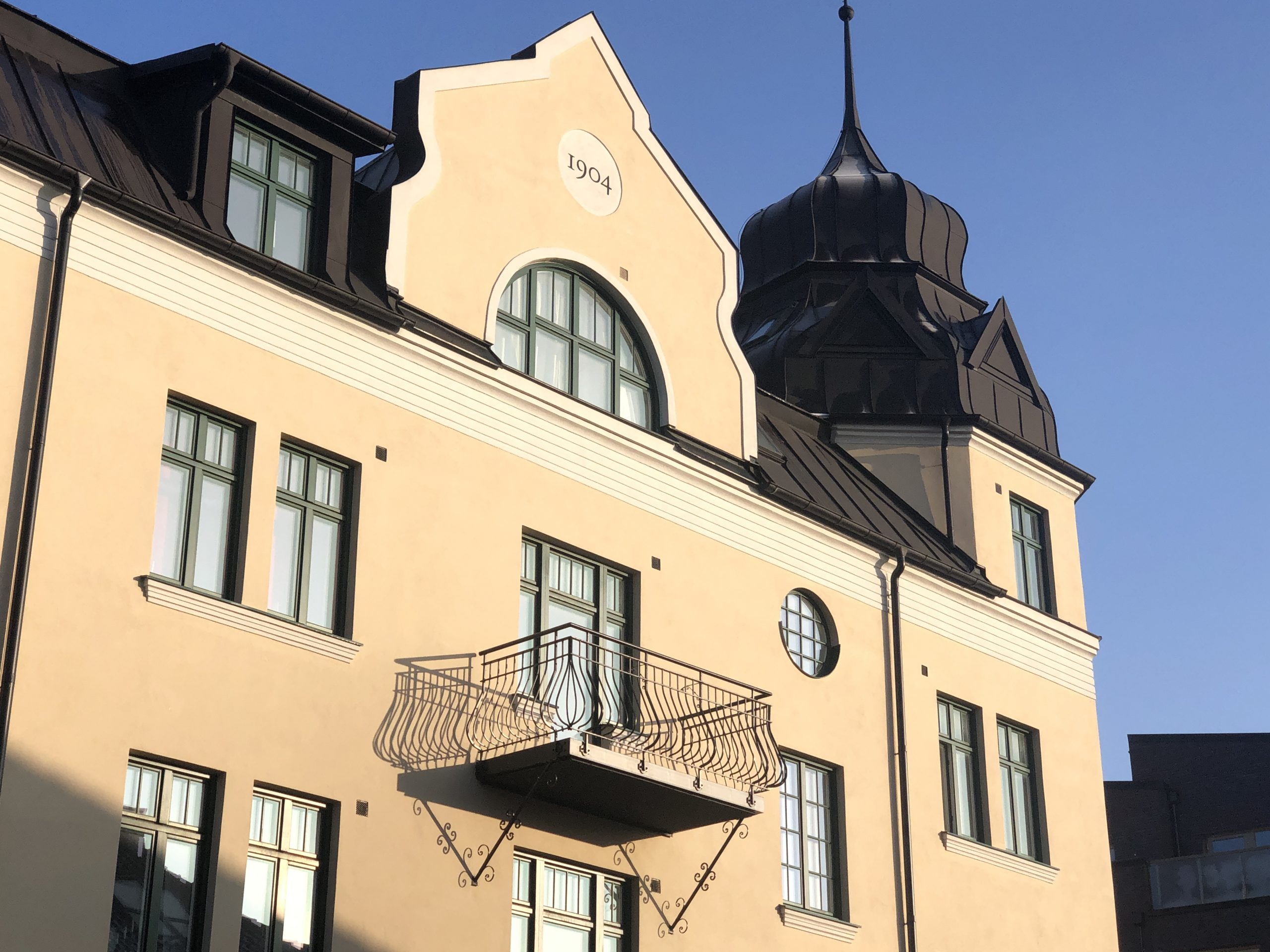 Tilläggsisolering med putsad fasad och fönsterbyte - Morneon Fasad